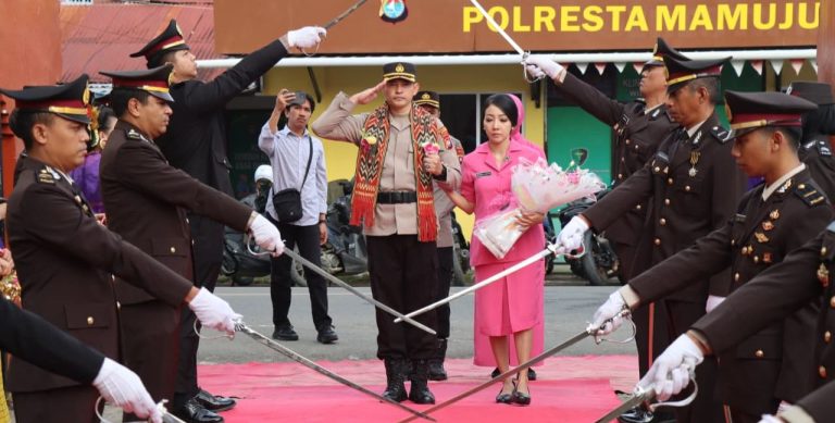 Upacara Pedang Pora Sambut Pejabat Baru dan Lepas Pejabat Lama ...